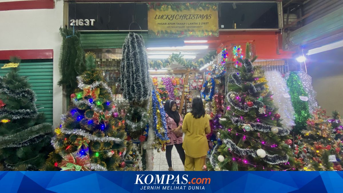 Pasar Atom Surabaya Sepi Pembeli: "Ini Natalnya Jadi Apa Enggak?"