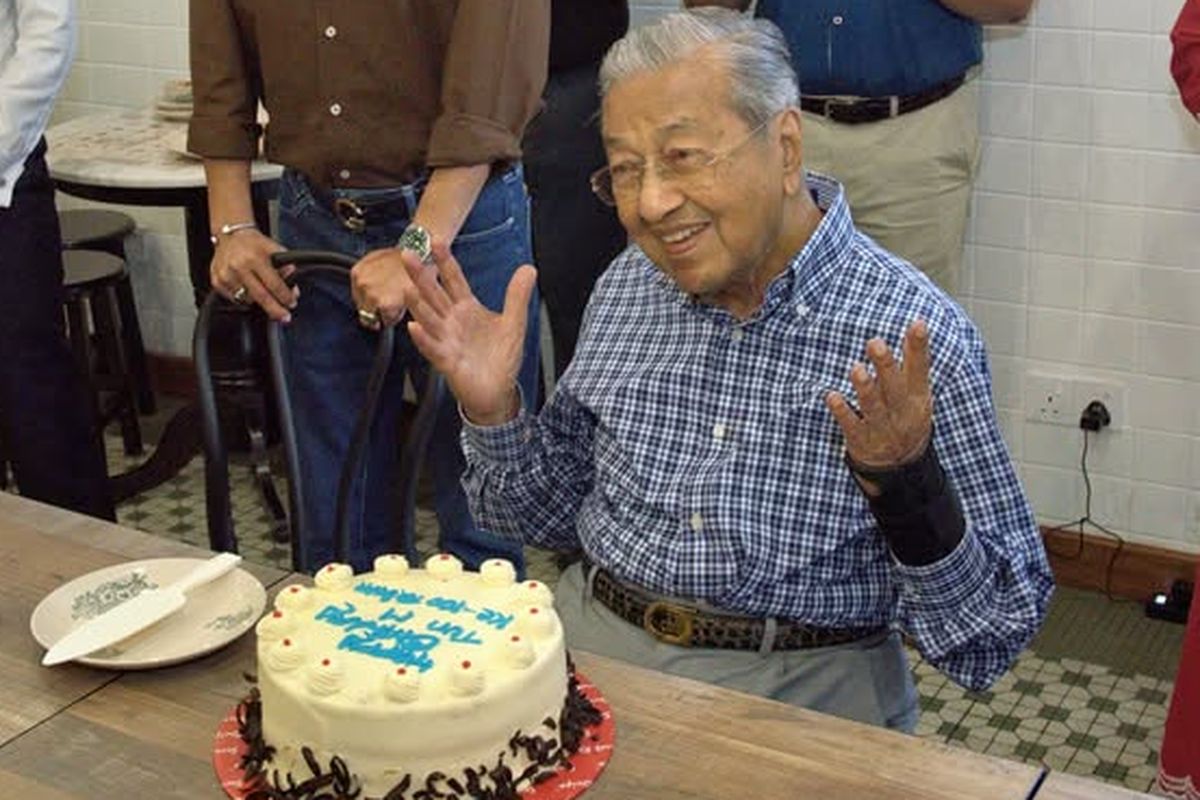 Mahathir Mohamad yang Berusia 100 Tahun Bagi Tips Atasi Stres