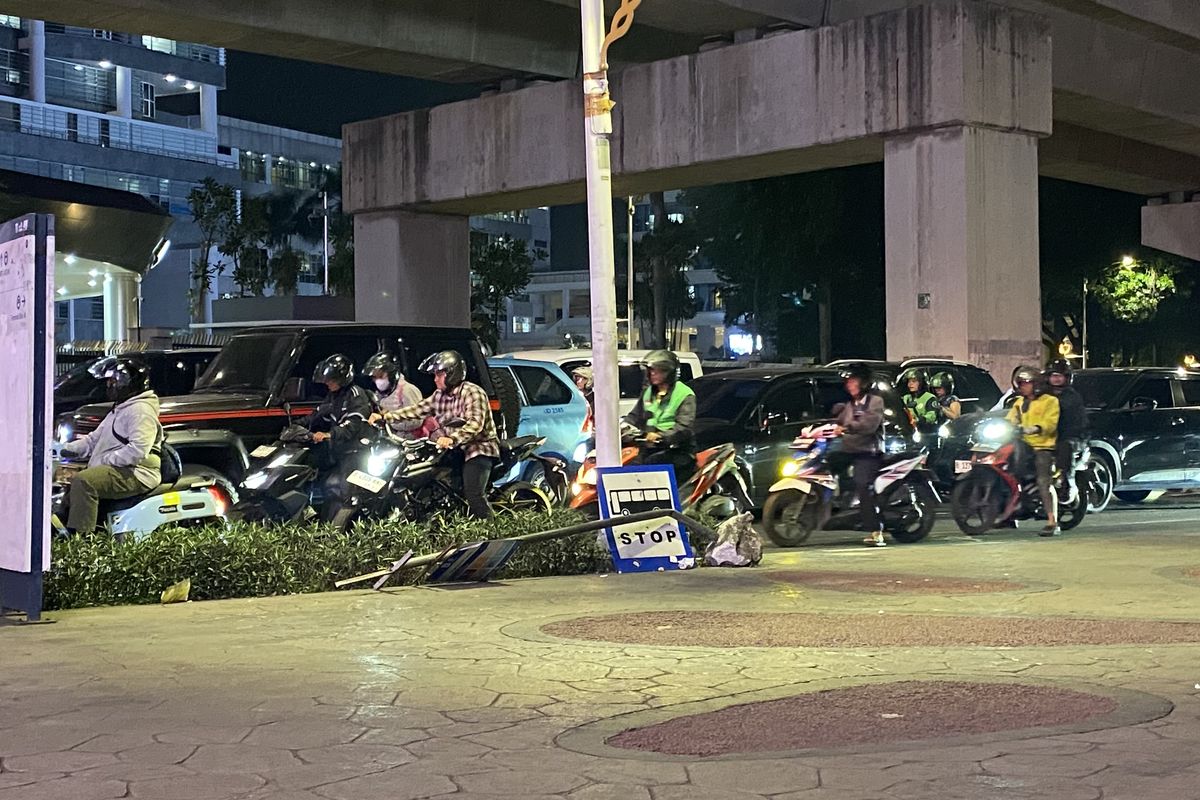 Plang Pemberhentian Bus di Taman Literasi Roboh, Diduga Tertabrak Kendaraan