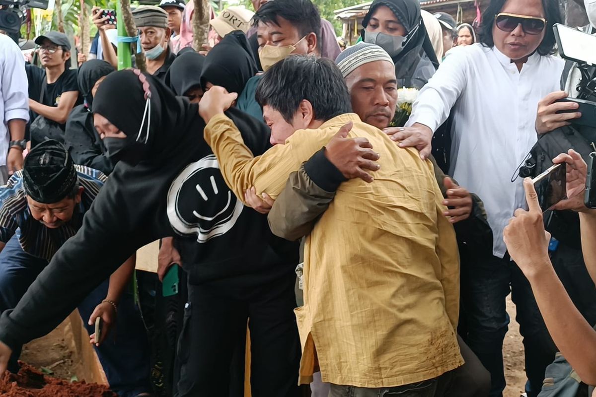 Turun ke Liang Lahad, Anak Pak Ogah Tak Kuat Antarkan Ayahnya ke ...