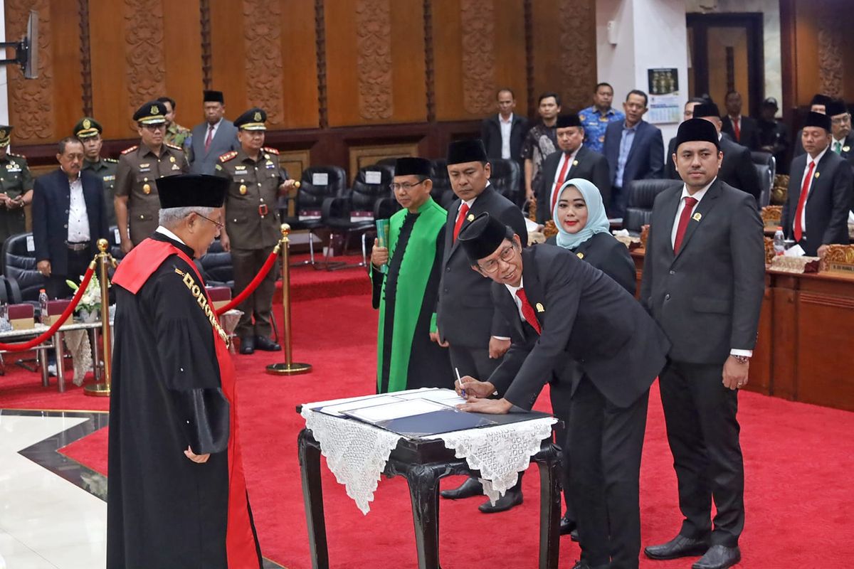 Pimpinan dan AKD DPRD Surabaya Resmi Dikukuhkan, Ini Daftarnya