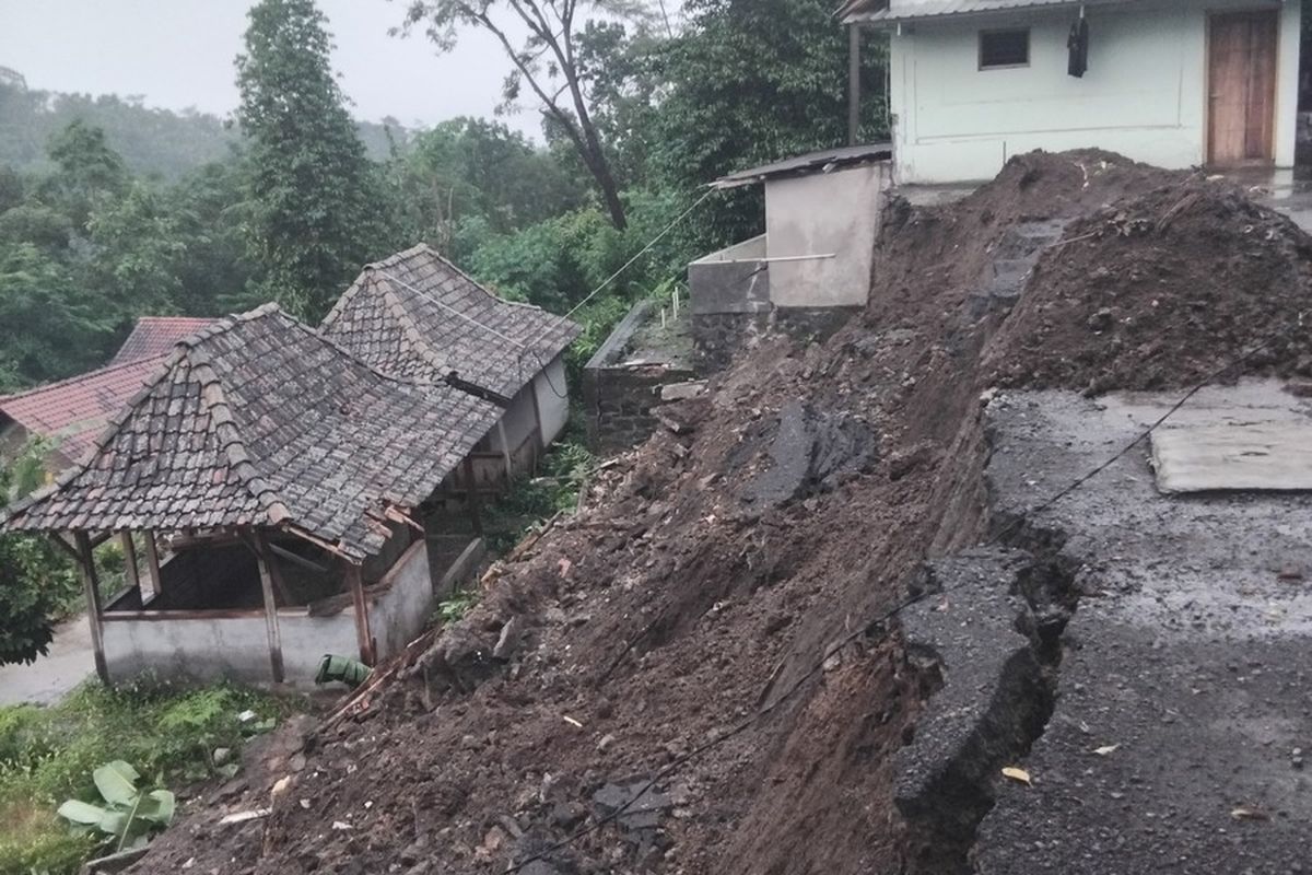 Hujan Deras di Kulon Progo, Rumah Jebol Diterjang Tanah Longsor, Talud ...