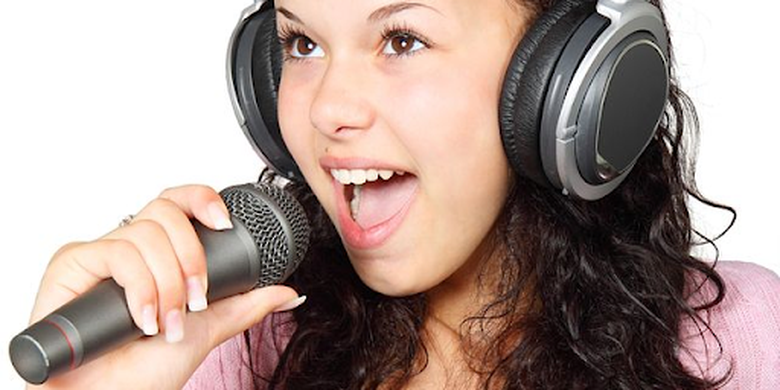 6 Tips Menyanyi Saat Karaoke Supaya Suasananya Semakin Seru - Kompas.com