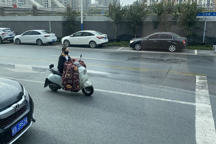 Foto : Unik, Pengendara Motor di China Gunakan Selimut Saat Musim Gugur