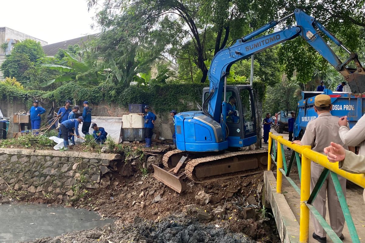 Sedimen Lumpur Hasil Pengerukan Kali Cideng Akan Dibuang ke Ancol