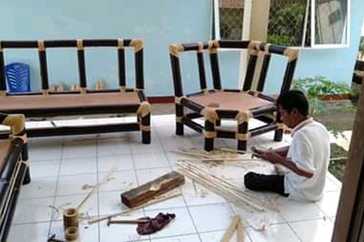 BUMDes Ini Tetap Kreatif Selama Pandemi, Buat Perabotan dari Bambu ...