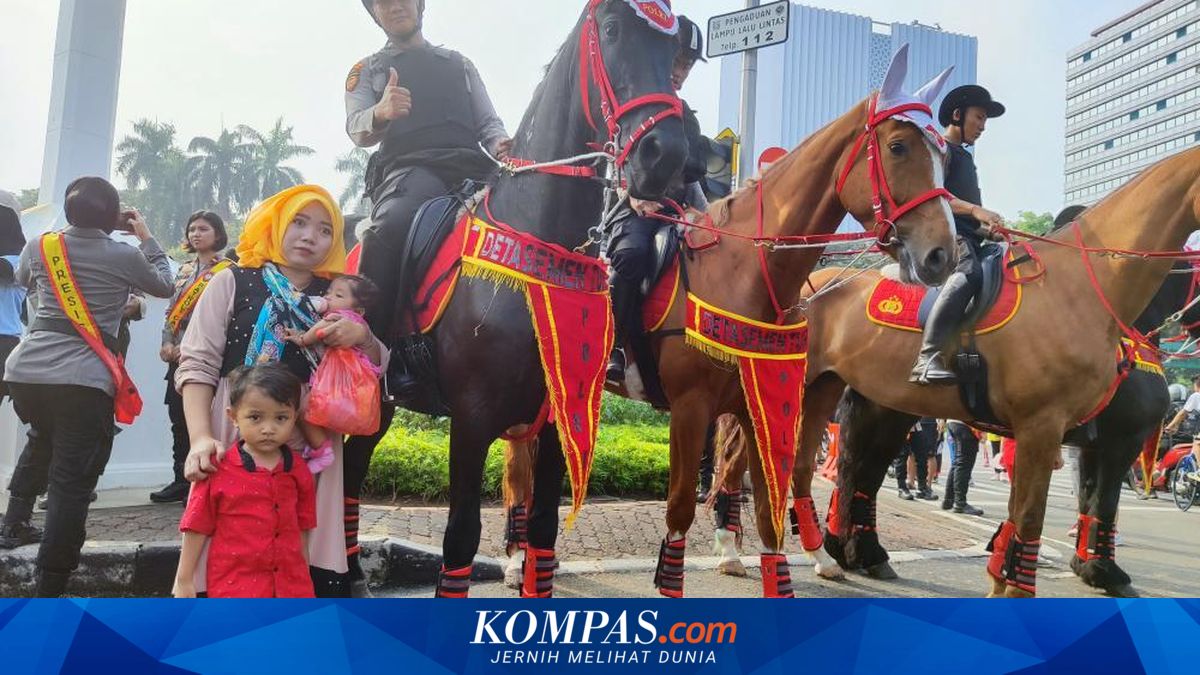 Polisi Berkuda Tarik Perhatian Pengunjung "Car Free Day" Sudirman-Thamrin