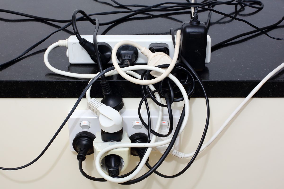 7 Cara Menyembunyikan Kabel TV yang Berantakan Jadi Lebih Rapi