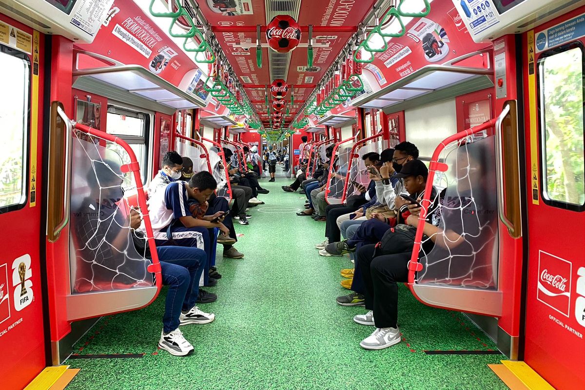 Gerbong KRL Disulap Jadi Lapangan Bola, Ada Gawang dan Kotak Pinalti
