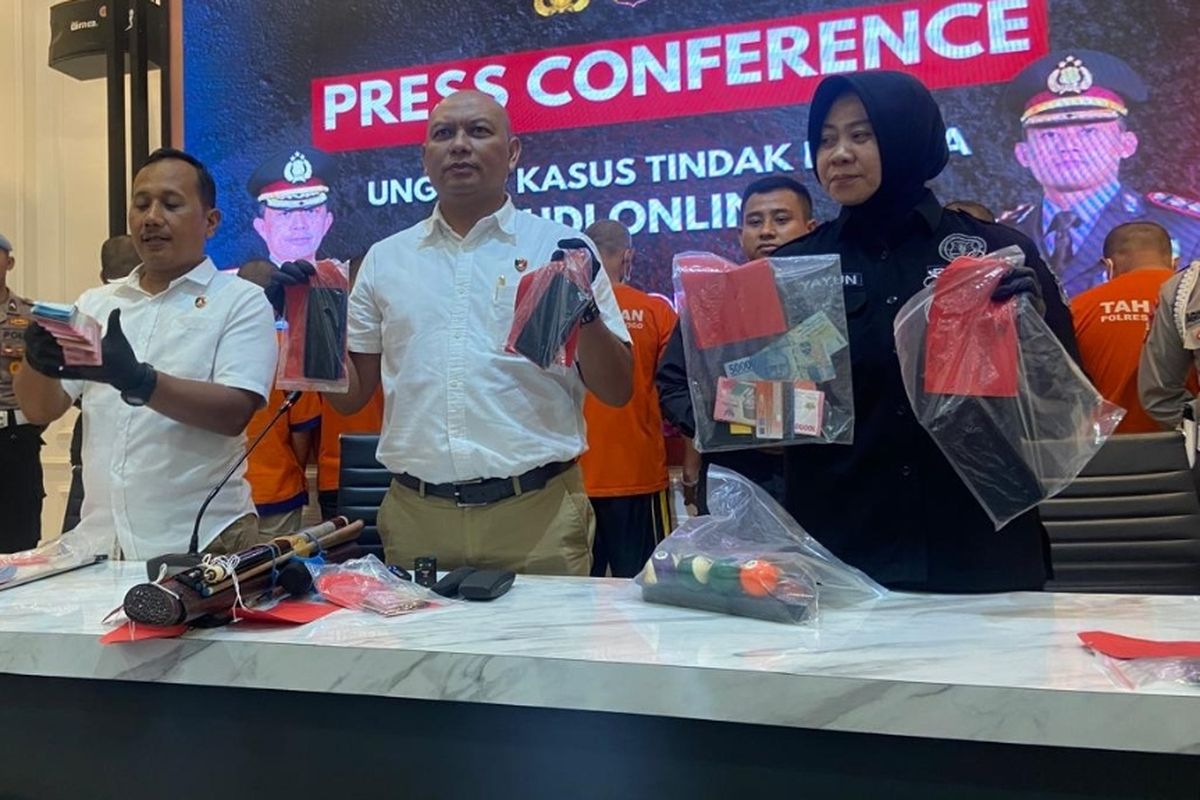 Warga Ponorogo Diamankan Polisi Saat Bermain Judi "Online" di Warung