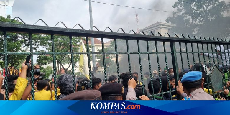 Ricuh Demo Tolak Perppu Cipta Kerja Ratusan Mahasiswa di Semarang, Robohkan Gerbang DPRD Jateng
