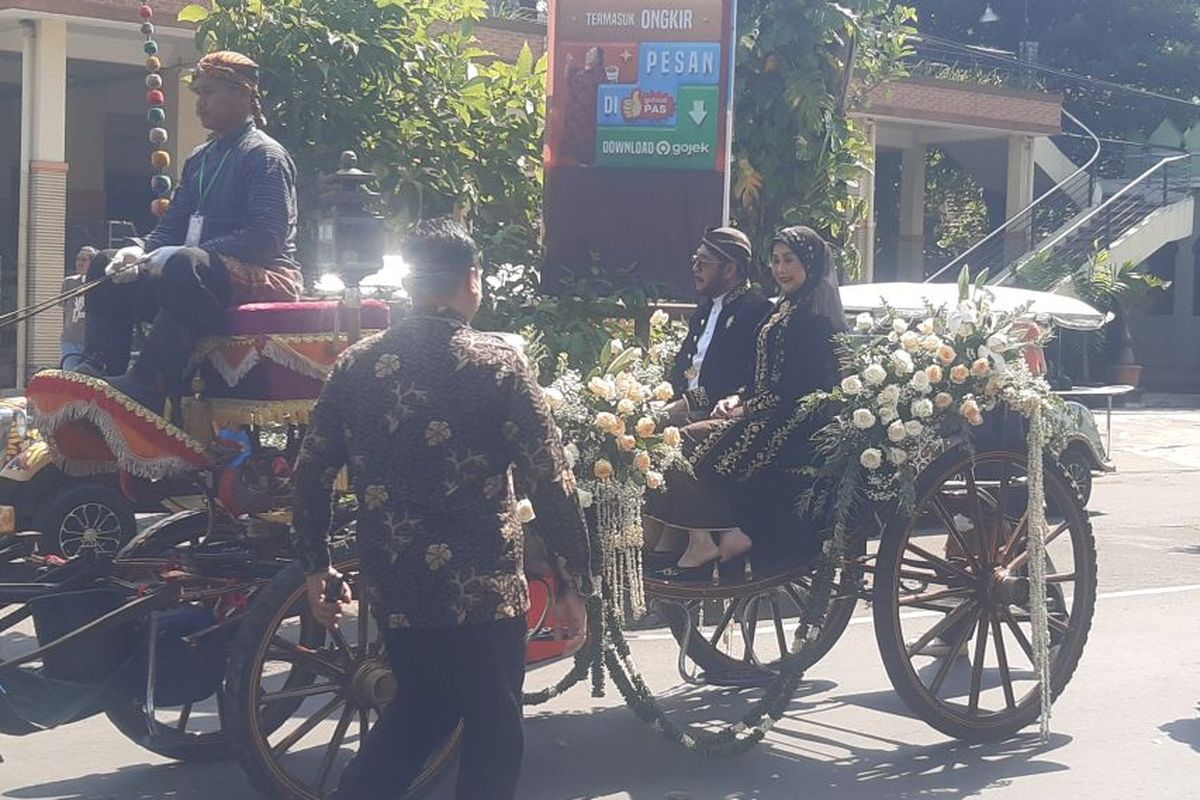 Anwar Usman dan Idayati Naik Kereta Kuda Antar Putranya Menuju Gedung ...