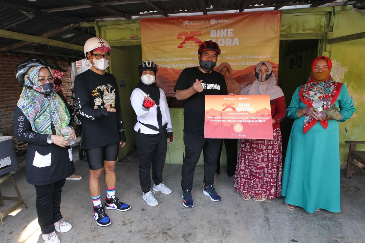 Gowes Asyik Kompas.com #MelihatHarapan Bike Blora Turut Salurkan Bantuan Pangan
