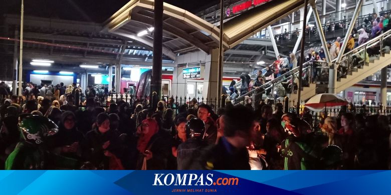 Ada Rel Patah dan Gangguan Listrik, Penumpang KRL Menumpuk di Stasiun ...