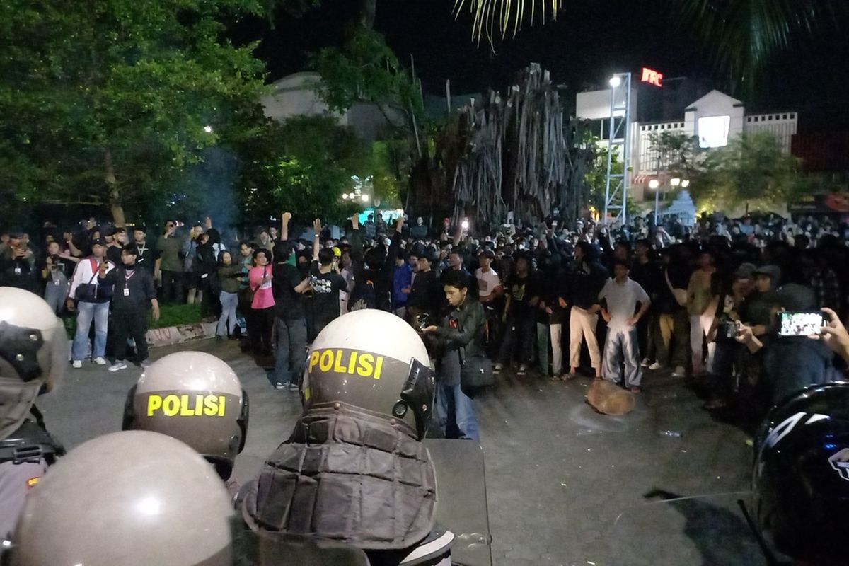 Diwarnai Aksi Pungut Sampah Massa Aksi Jogja Memanggil Tolak UU TNI Membubarkan Diri,