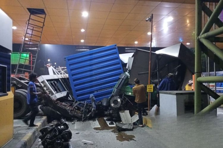 Dua Truk Kecelakaan di Gerbang Tol Ciawi, Tiga Gardu Rusak