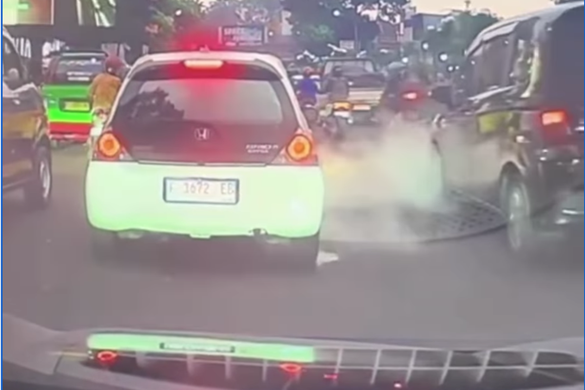Video Kap Mesin Honda Brio Berasap Akibat Radiator Jebol