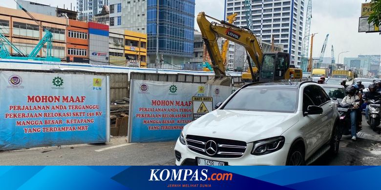 Jalan Gajah Mada Ambles, 3 Rute Bus Transjakarta Dialihkan