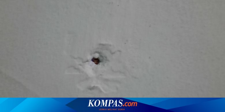 Cara Menambal Lubang Bekas Paku di Dinding