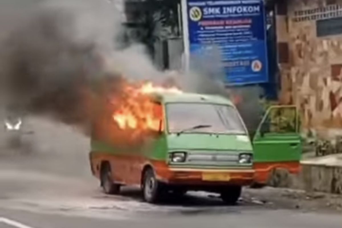 Angkot di Bogor Terbakar Diduga akibat Korsleting, Kerugian Capai Rp 30 ...