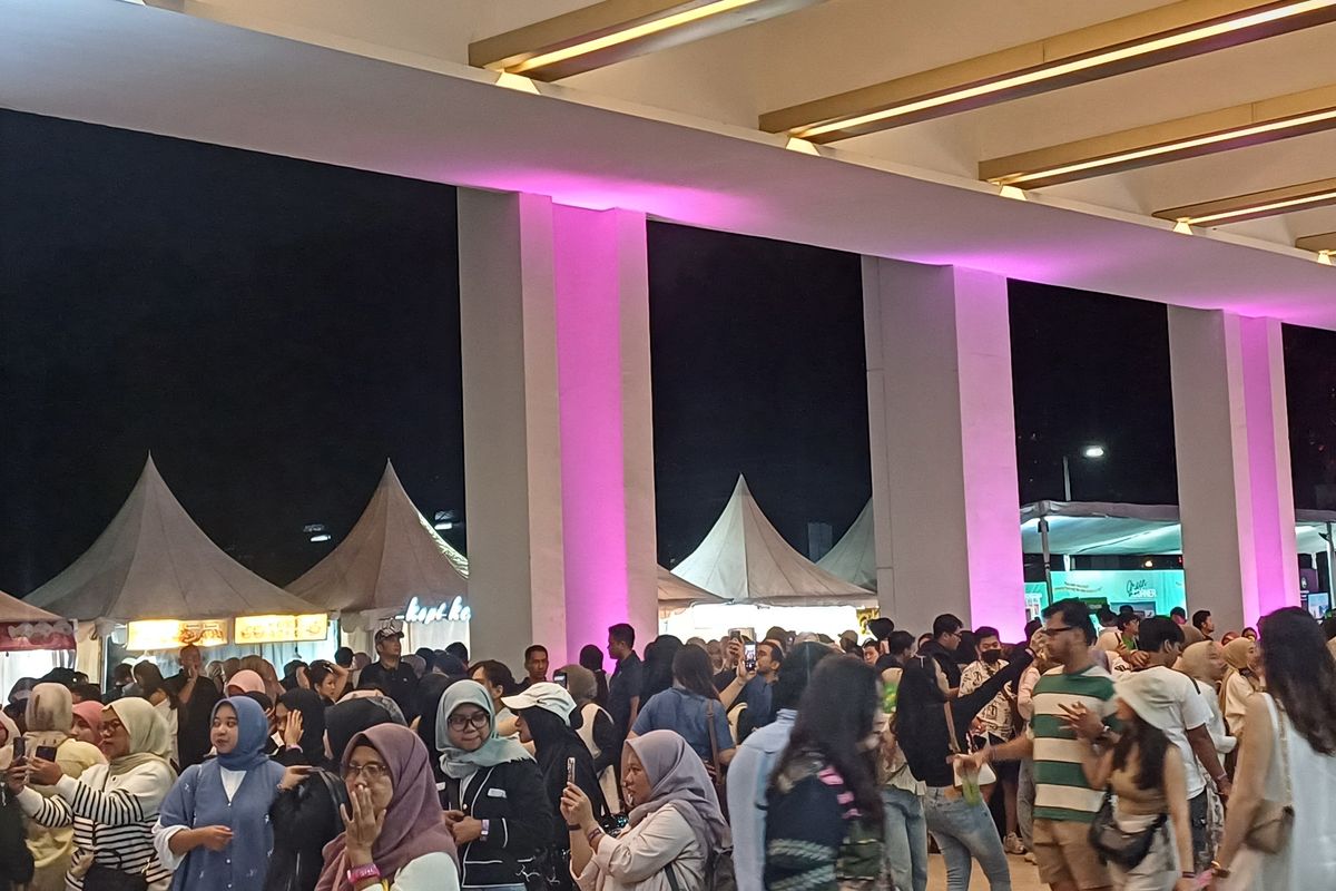 Di Tengah Hujan, Penonton Antusias Nonton Konser Rossa di Indonesia ...
