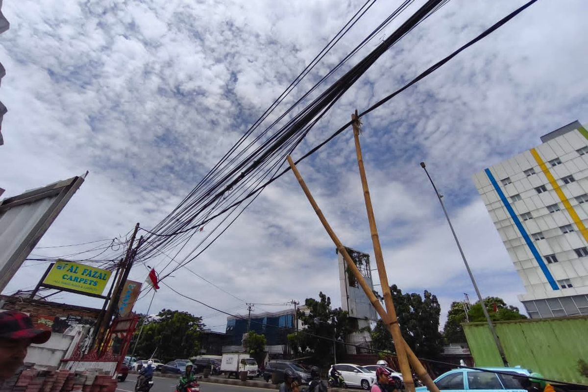 Kabel Melintang di Jalan Raya Serpong, Lalu Lintas Tersendat