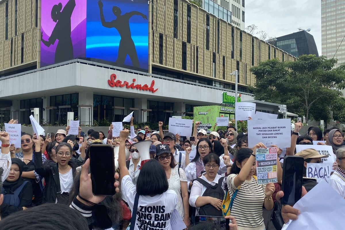 Berbaju Putih, Para Ibu Protes Tindakan Represif Aparat terhadap Mahasiswa