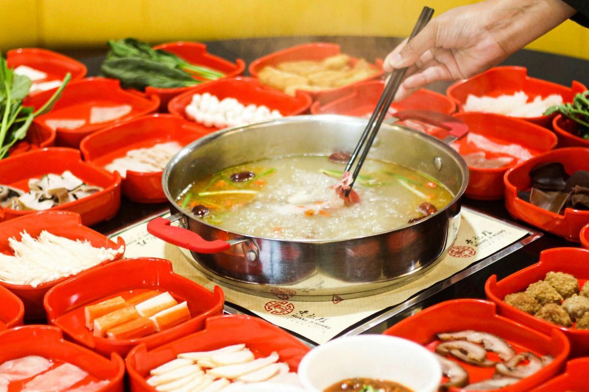 Apa Itu Hot Pot? Bekal Makanan Warga Hong Kong Hadapi Topan Super Ragasa