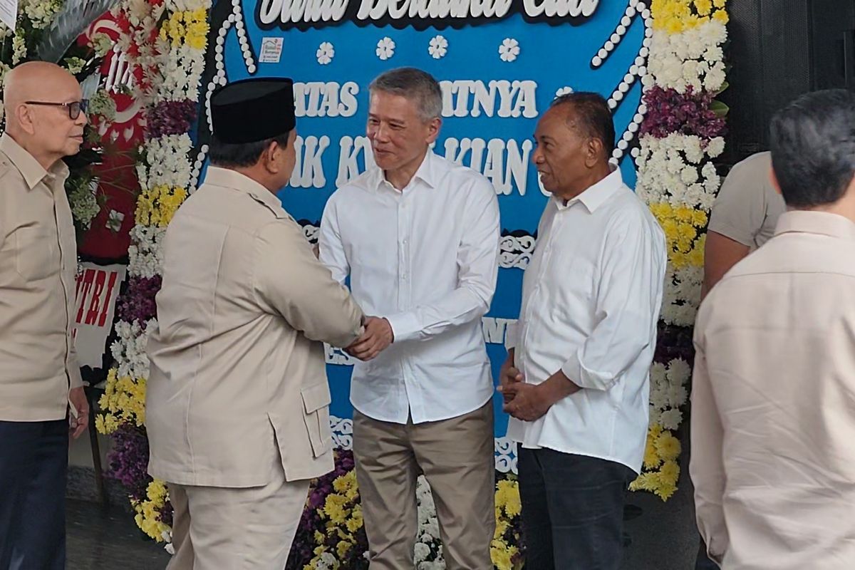 Prabowo Beri Hormat di Depan Peti Jenazah Kwik Kian Gie