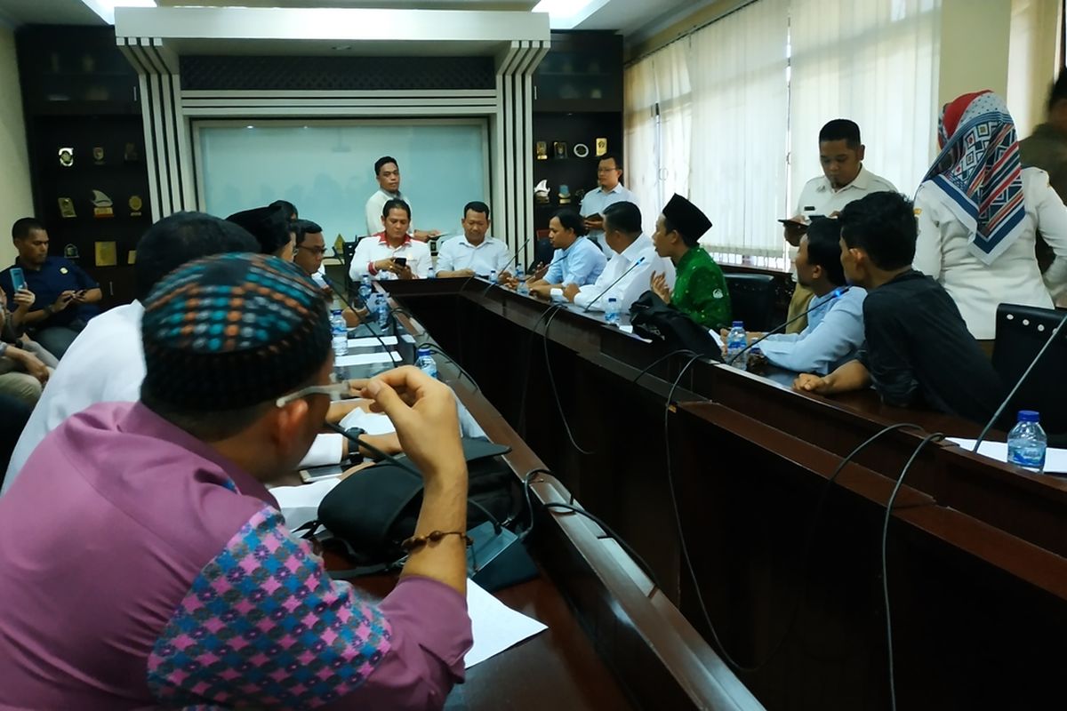 DPRD Klaim Ingin Tambah Gaji Guru Kontrak Bekasi Minimal Rp 4,5 Juta DPRD Klaim Ingin Tambah Gaji Guru Kontrak Bekasi Minimal Rp 4,5 Juta