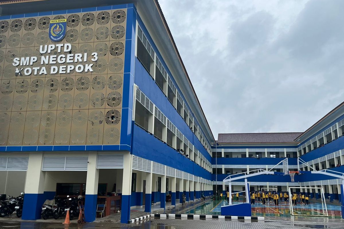 Tak Ada Meja dan Kursi, Siswa SMPN 3 Depok Belajar Lesehan