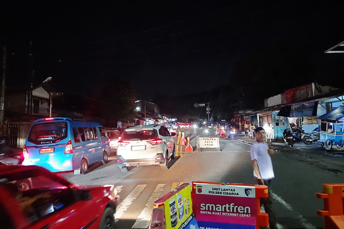 Jalur Puncak Masih Padat Malam Ini, Polisi Terapkan One Way Arah Jakarta
