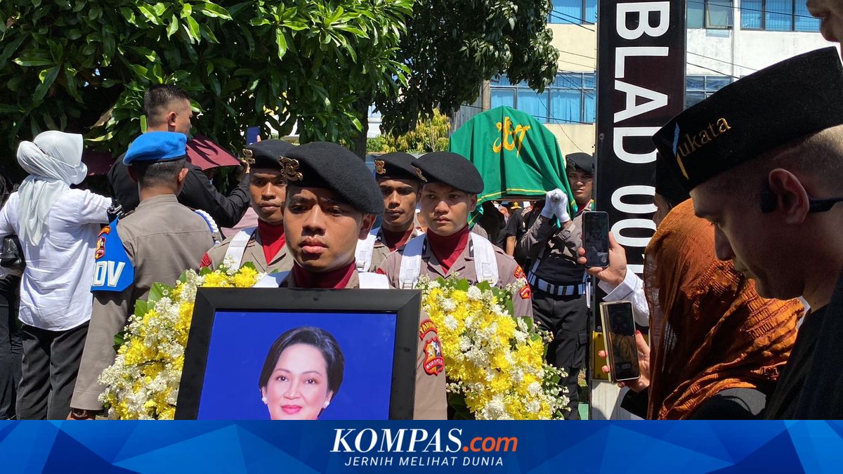 Komjen Agung Budi Maryoto Pimpin Upacara Pemakaman Istri Wakapolri di ...
