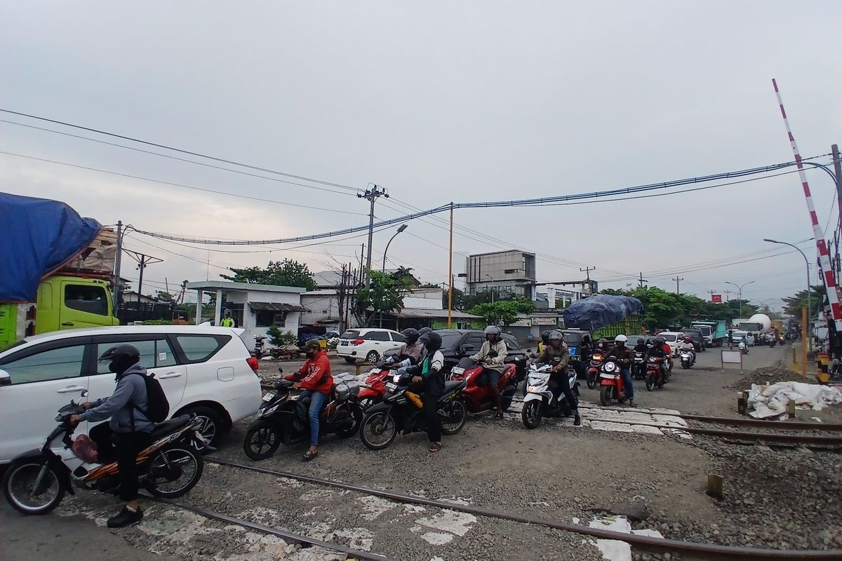 Perbaikan Rel Diperpanjang, Jalan Kaligawe Semarang Masih Diberlakukan ...