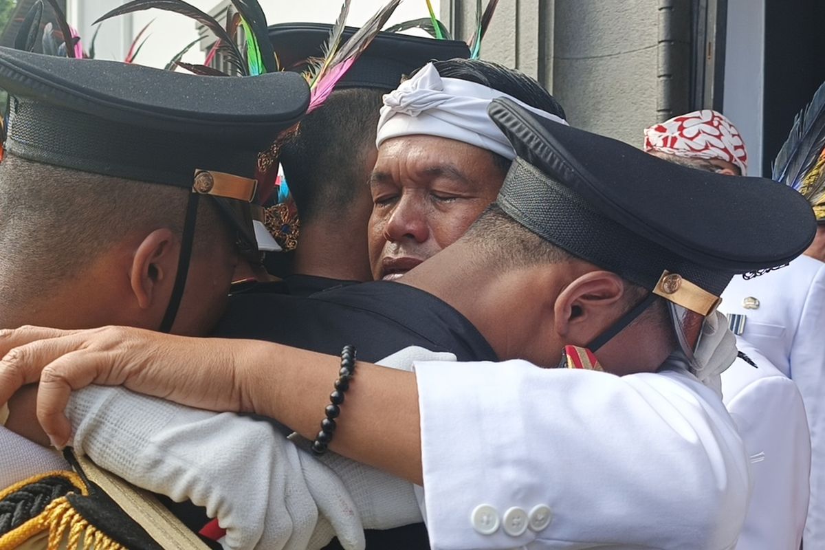 Tangis Dedi Mulyadi Pecah Saat Peluk Siswa Pendidikan Karakter: Ini soal Hati...