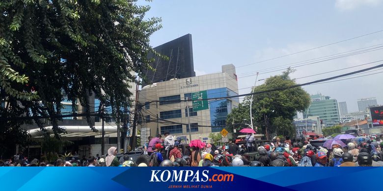 Jalan Medan Merdeka Sekitar Monas Lumpuh Total, Warga Berjam-jam Terjebak Macet