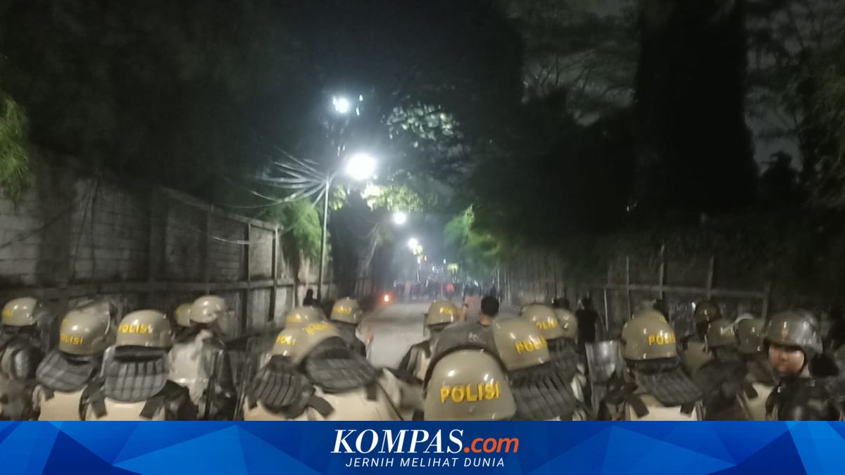 Situasi Terkini Ricuh Massa Aksi Dekat GBK: Gas Air Mata dan Kembang ...