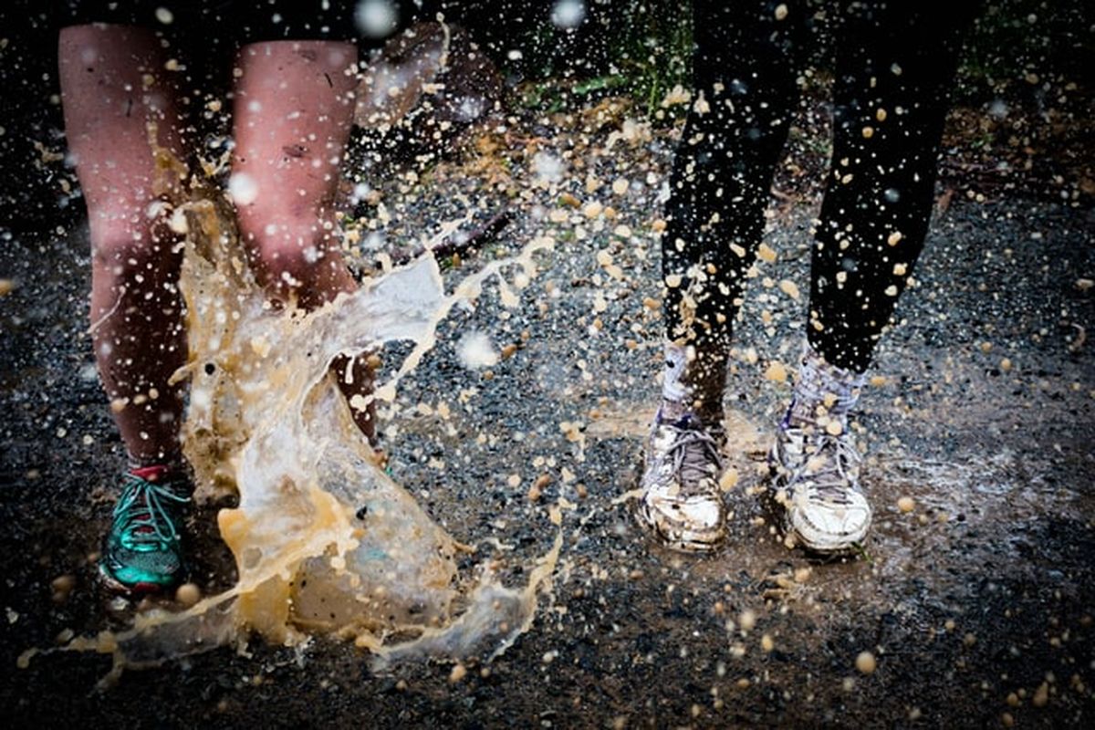 4 Cara Menghilangkan Noda Kuning Bekas Lem di Sepatu