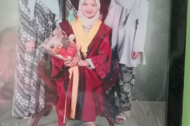 Foto : Cerita Giman Antar Anaknya Raih Gelar Doktor Kimia Termuda di Jabar