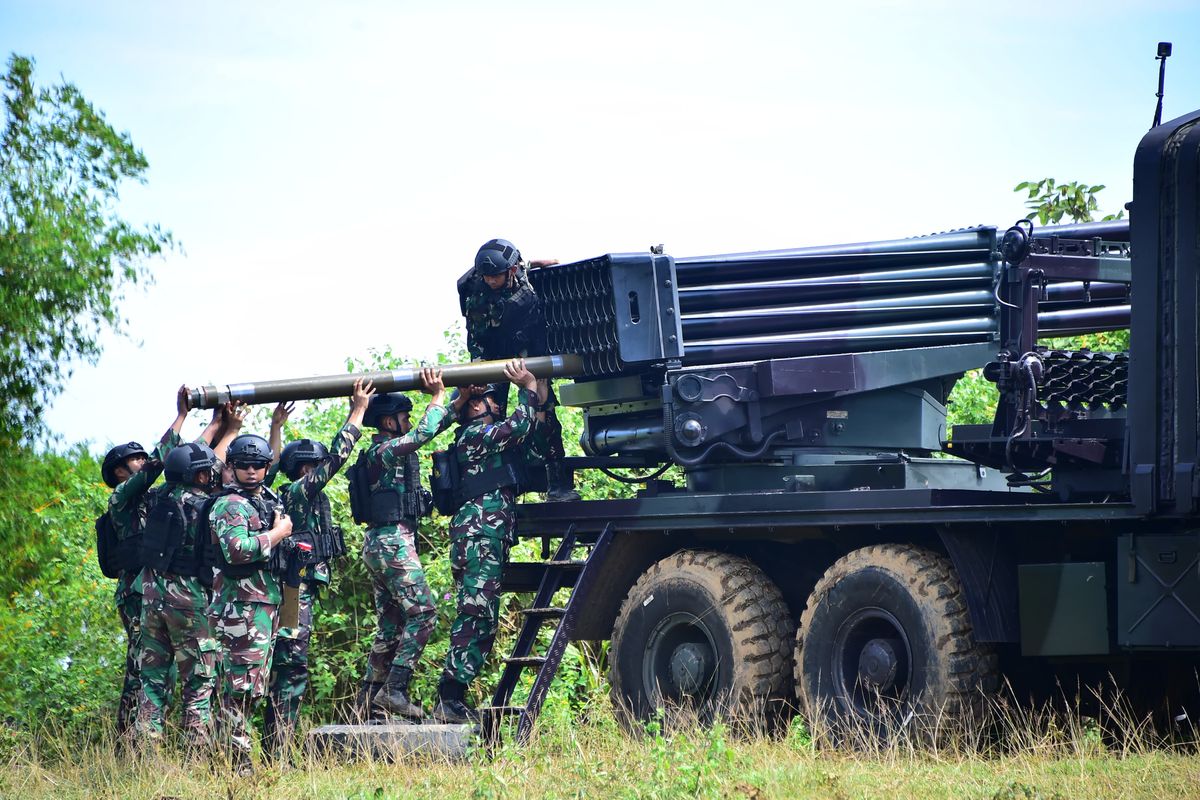 TNI AL Uji Tembak Roket MLRS 90B dan Meriam 35 mm di Sukabumi