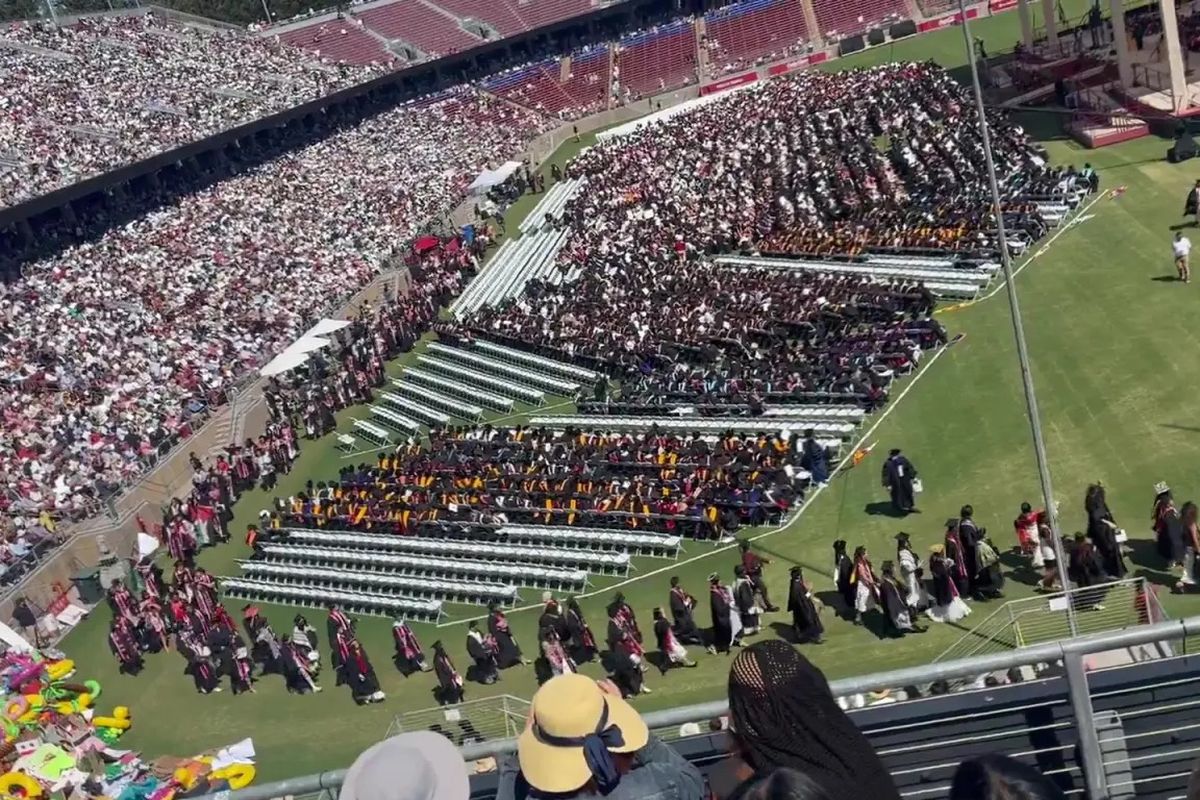 Viral, Ratusan Wisudawan Stanford Walk Out Saat CEO Google Pidato
