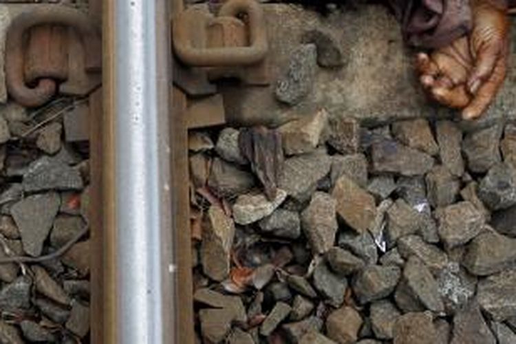 Pria Tanpa Identitas Tewas Tertabrak Kereta di Penjaringan