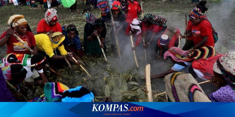 5 Upacara Adat Papua, Ada Bakar Batu