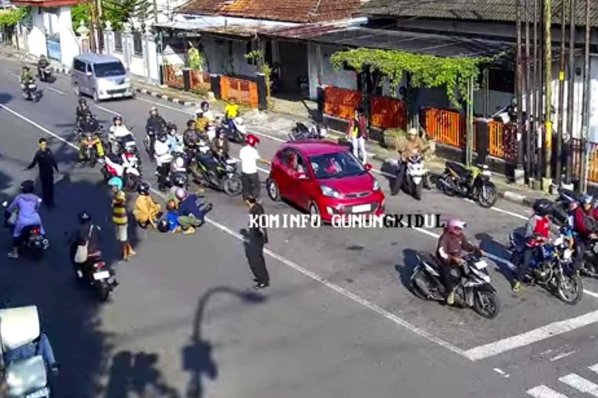 Video Viral Pemotor Pingsan di Alun-alun Wonosari, Ternyata Petugas ...