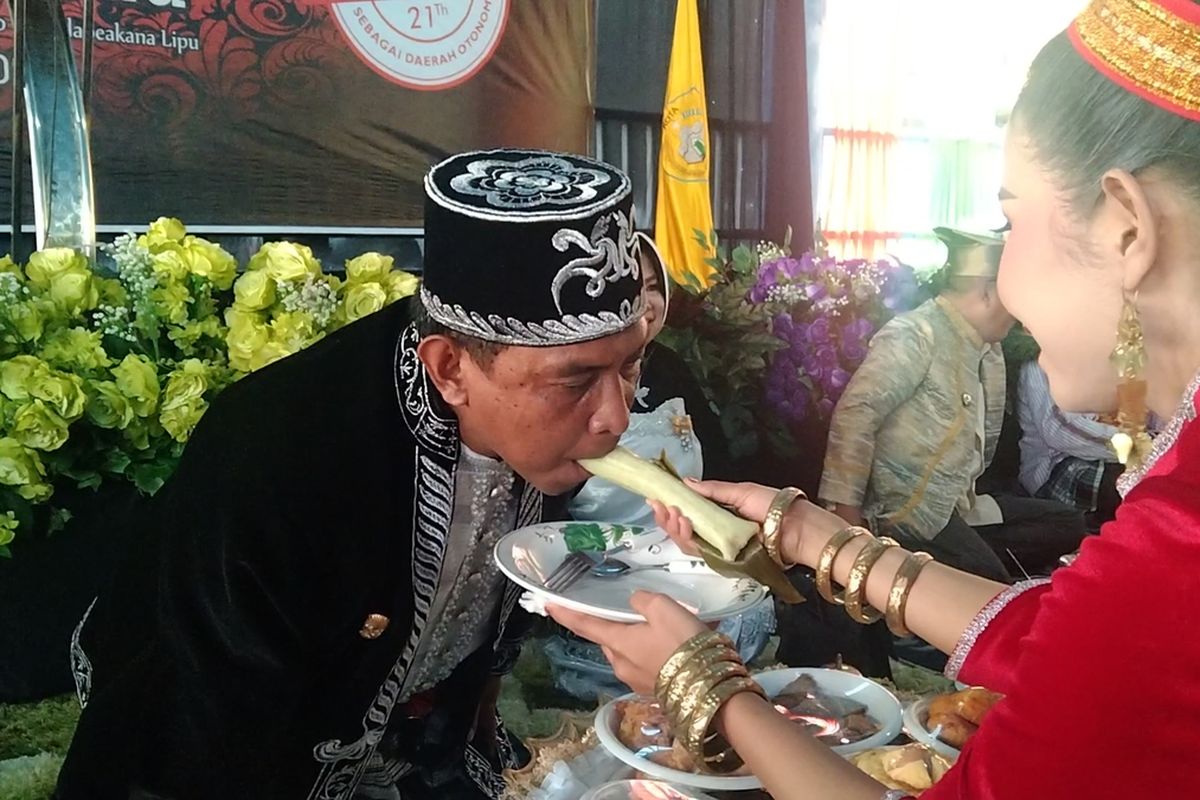 Mengikuti Tradisi Pekande-kandea, Ratusan Tamu Disuapi oleh Wanita Muda ...