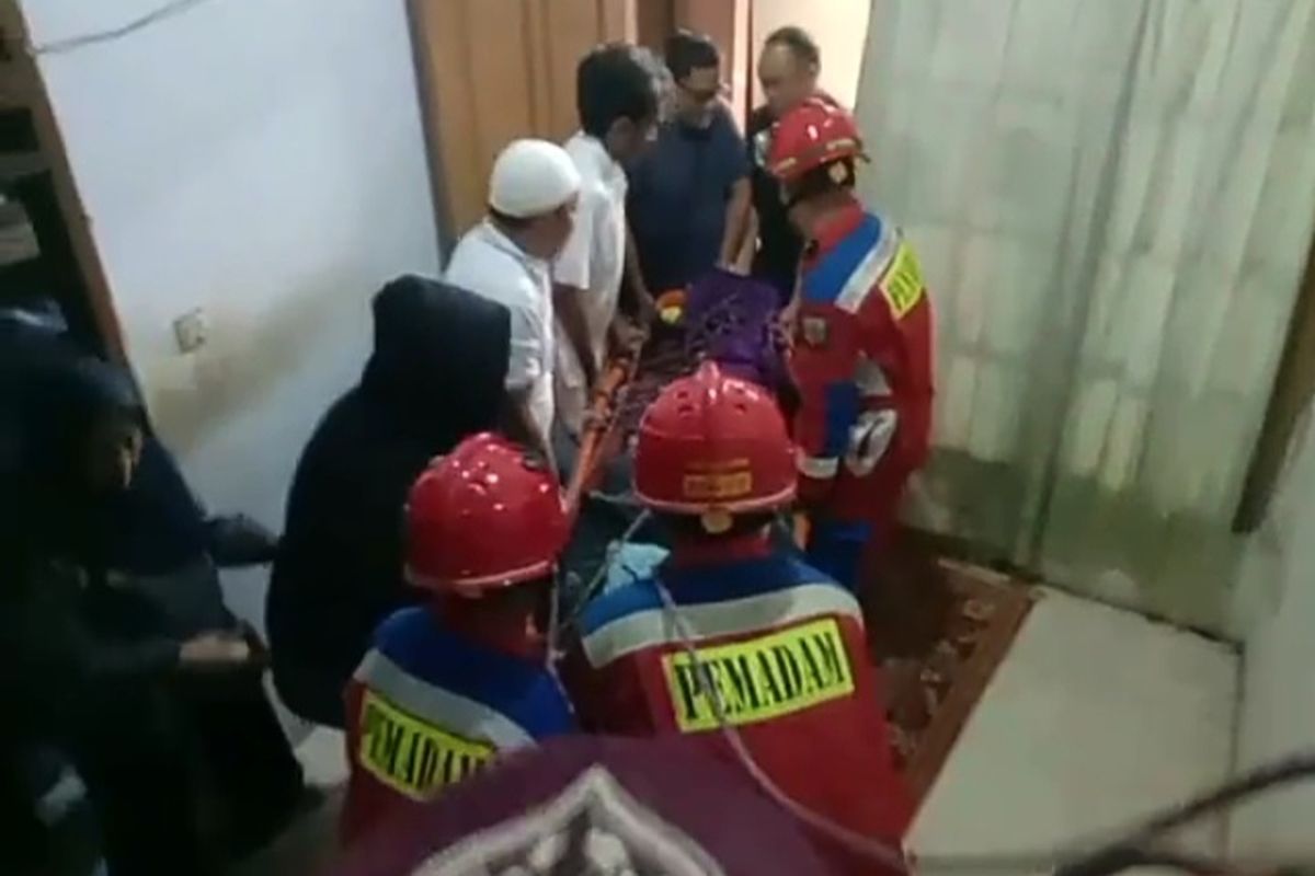 Damkar Evakuasi Jenazah Warga Ciracas dengan Bobot 142 Kilogram dari ...