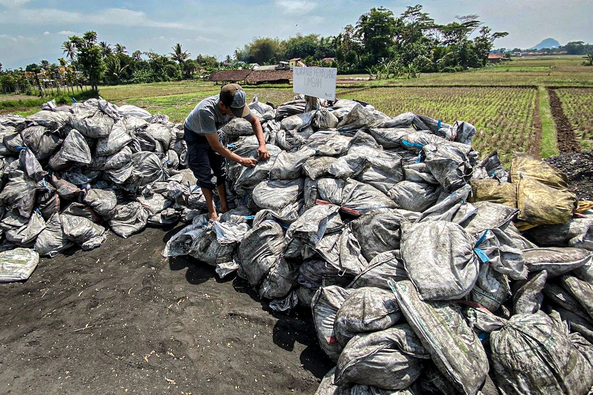 Limbah Batu Bara Menggunung di Bandung Barat, Dibuang 2 Bulan Lalu