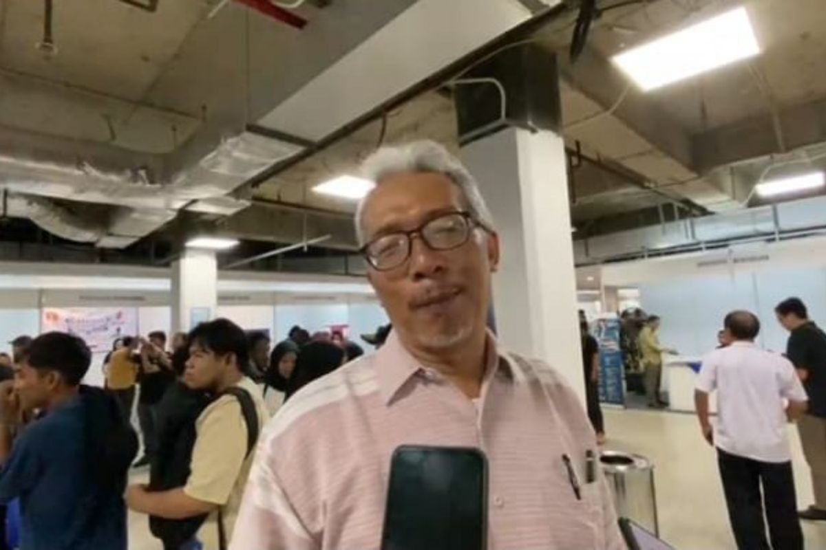 Cerita Deni, Pria 53 Tahun yang Tetap Semangat Cari Kerja di Job Fair ...