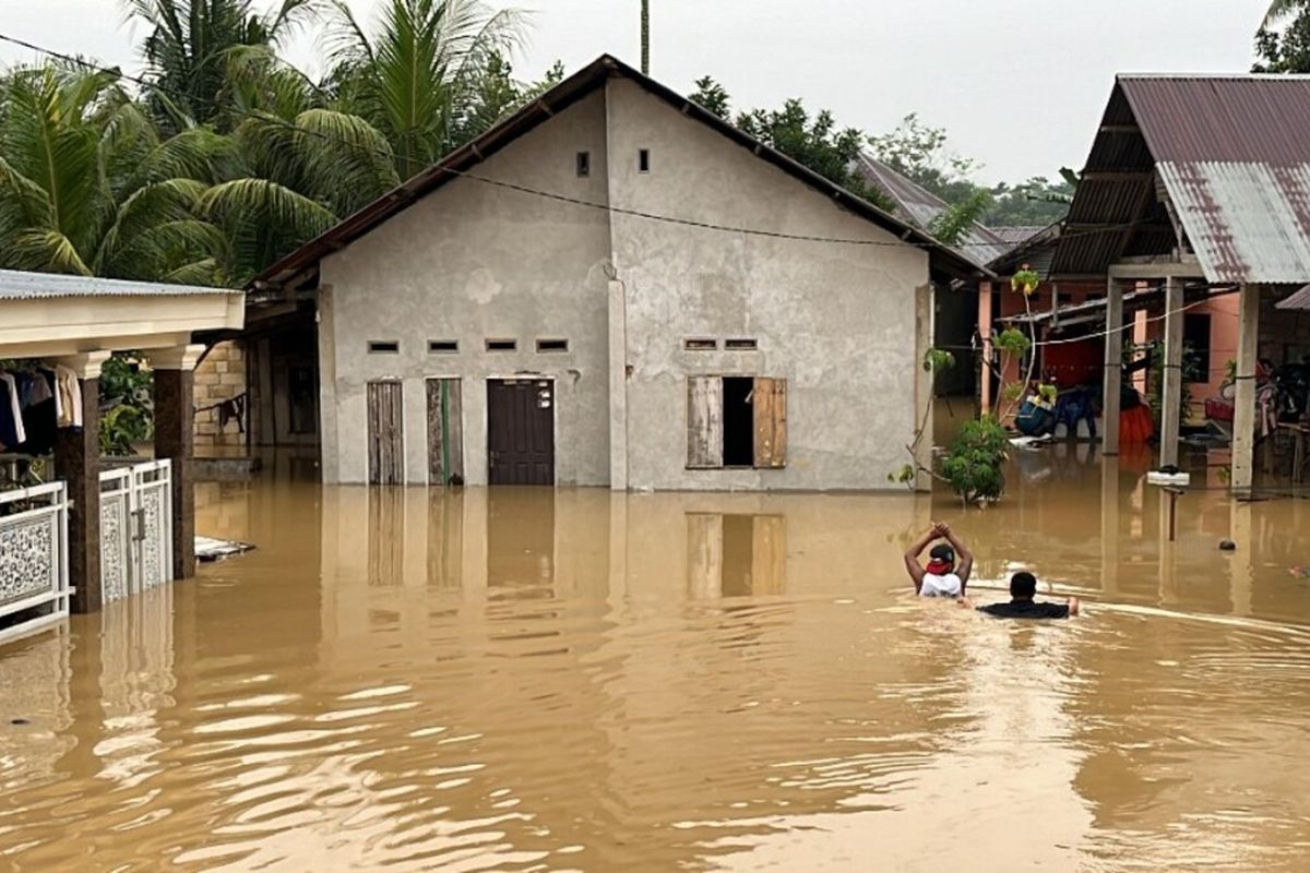 Banjir Besar Terjang Kendari, Ratusan Orang Terpaksa Mengungsi