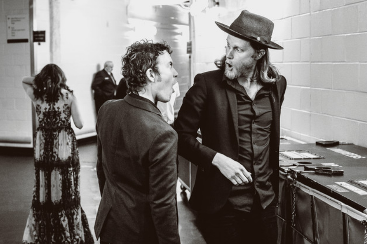 Lirik Lagu A.M. RADIO - The Lumineers